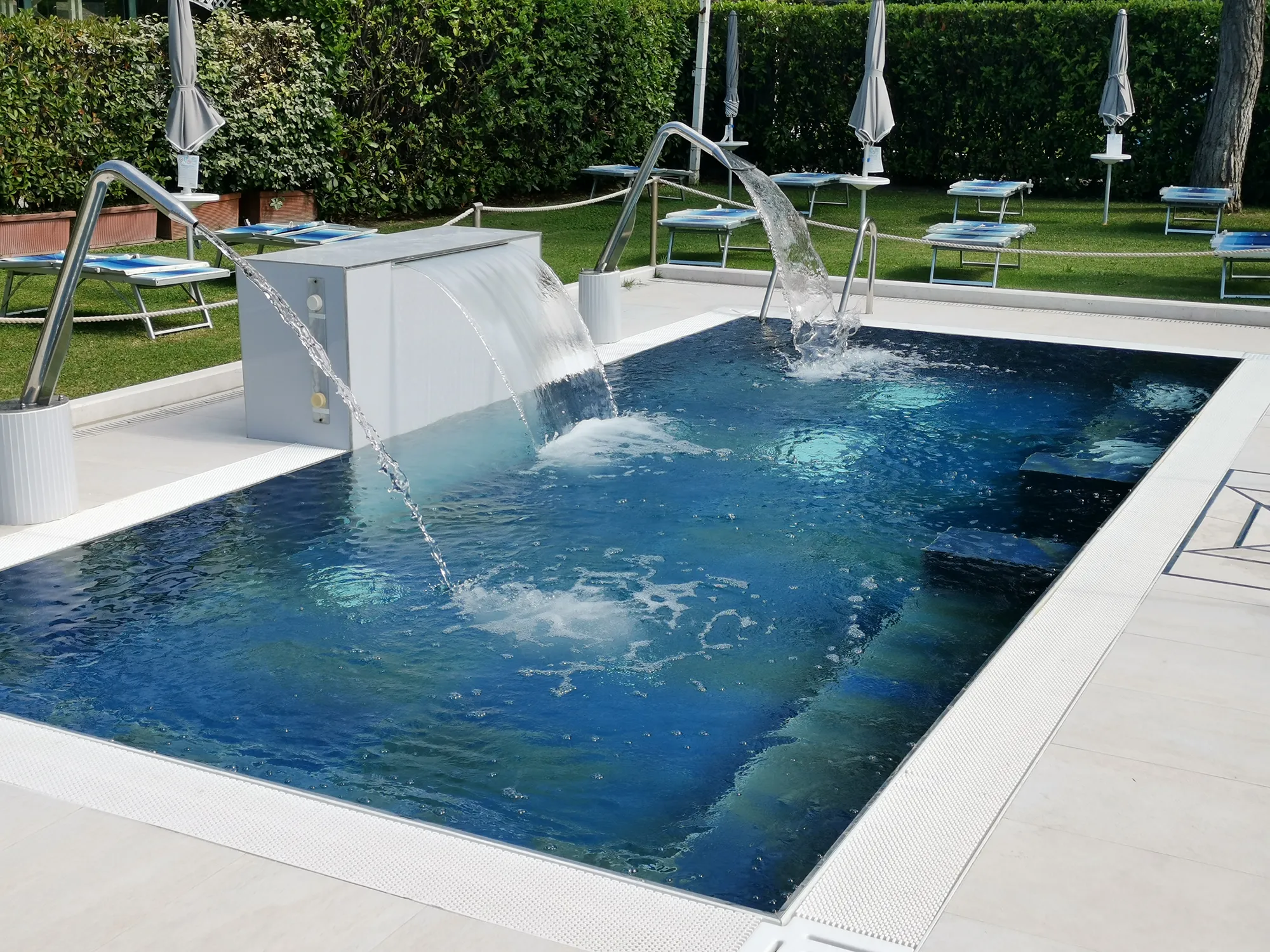 Piscina, palestra, campi da padel presso l'Hotel Modena Resort